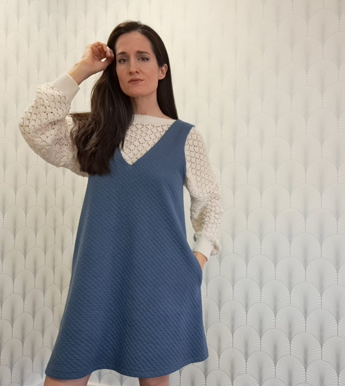 Cosemos este vestido tipo pichi con forro y bolsillos
